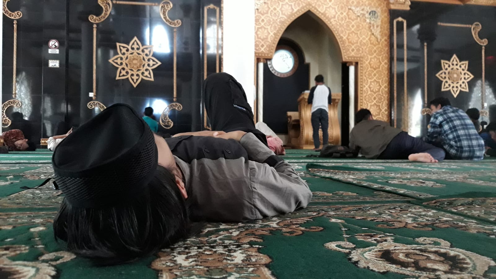 Tidur di Masjid, Pengurus: Tidak Dipermasalahkan Asal Tak Menggangu ...