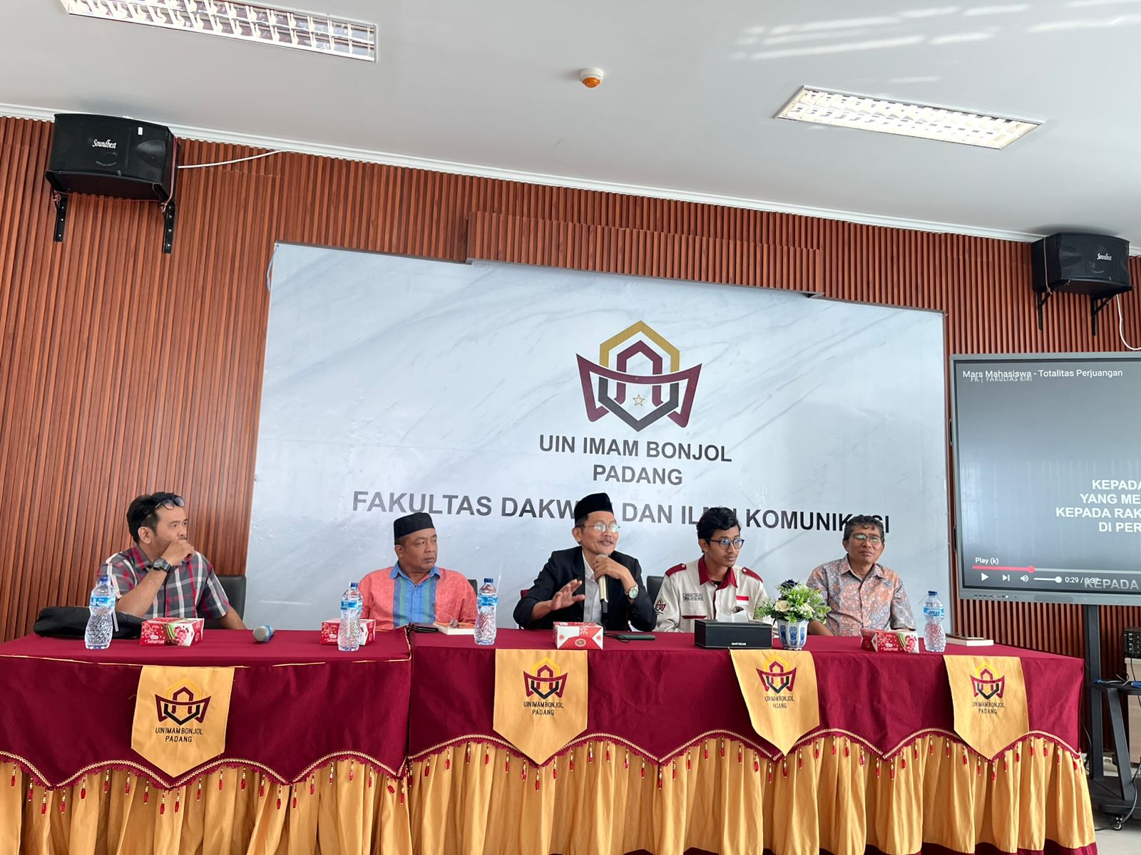 FDIK Gelar Bedah Buku Dinamika Pemikiran dan Gerakan Mahasiswa Sumbar ...