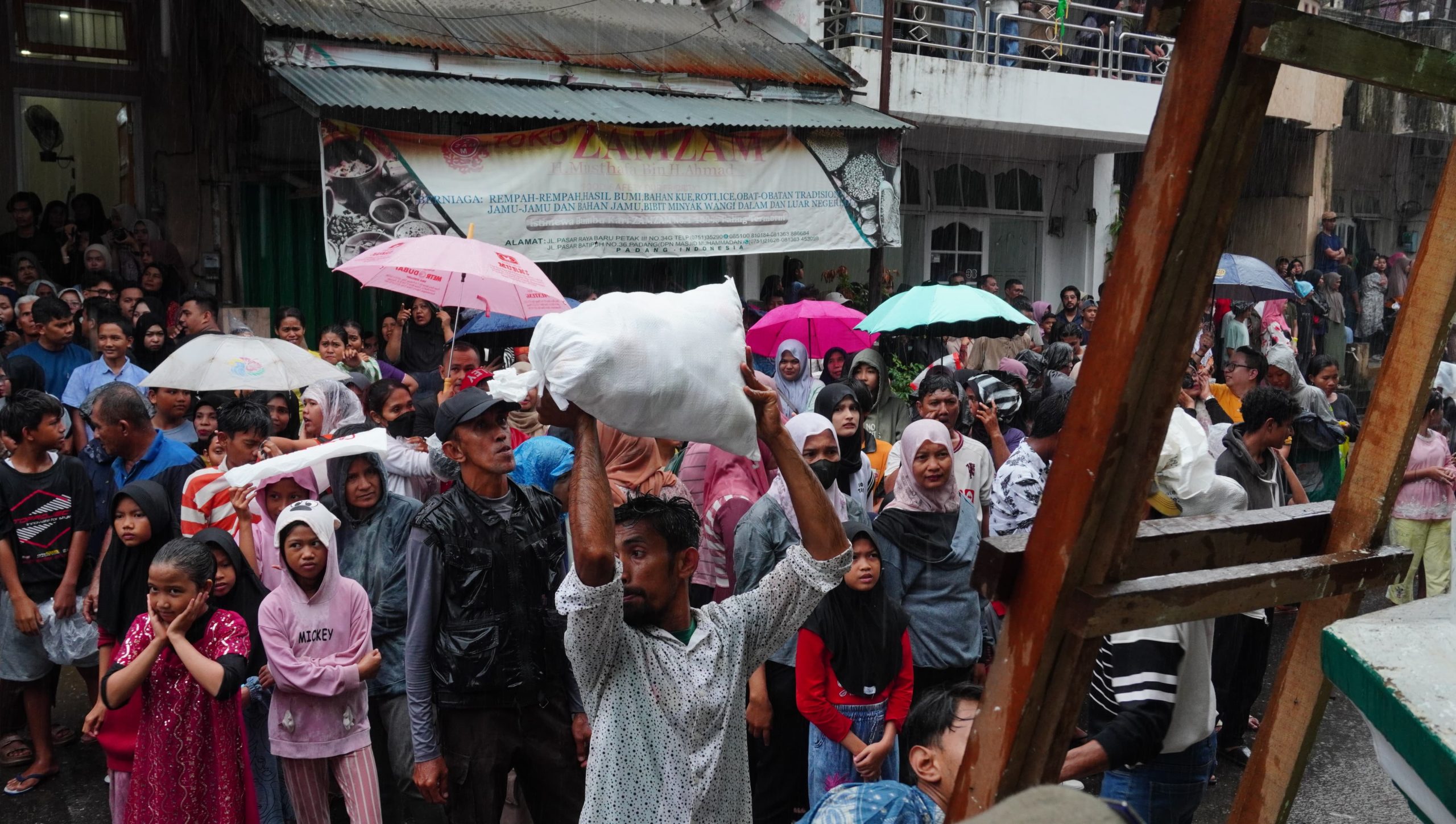 Festival Serak Gulo Meriah, Warga Rebutan Gula Sampai Satu Karung - LPM ...